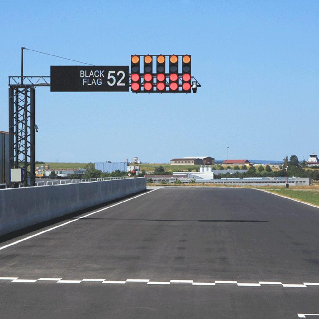 Mirecourt info panel + starting lights - MYLAPS